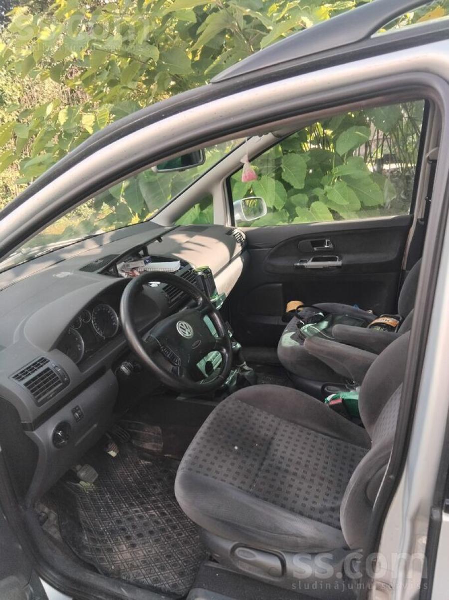 Pelēks Volkswagen Sharan 2003 Rīga, ar dzinēja tilpumu 1.90 L un nobraukumu 313 tūkst. km par 2350 €, foto 4 vietnē AUTOMOTO.COM.LV