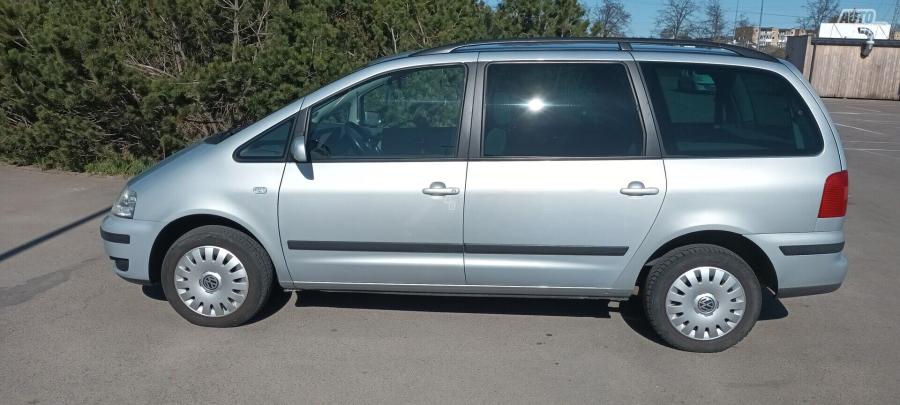 Pelēks Volkswagen Sharan 2003 Šauļi, ar dzinēja tilpumu 1.80 L un nobraukumu 146 tūkst. km par 3750 €, foto 3 vietnē AUTOMOTO.COM.LV