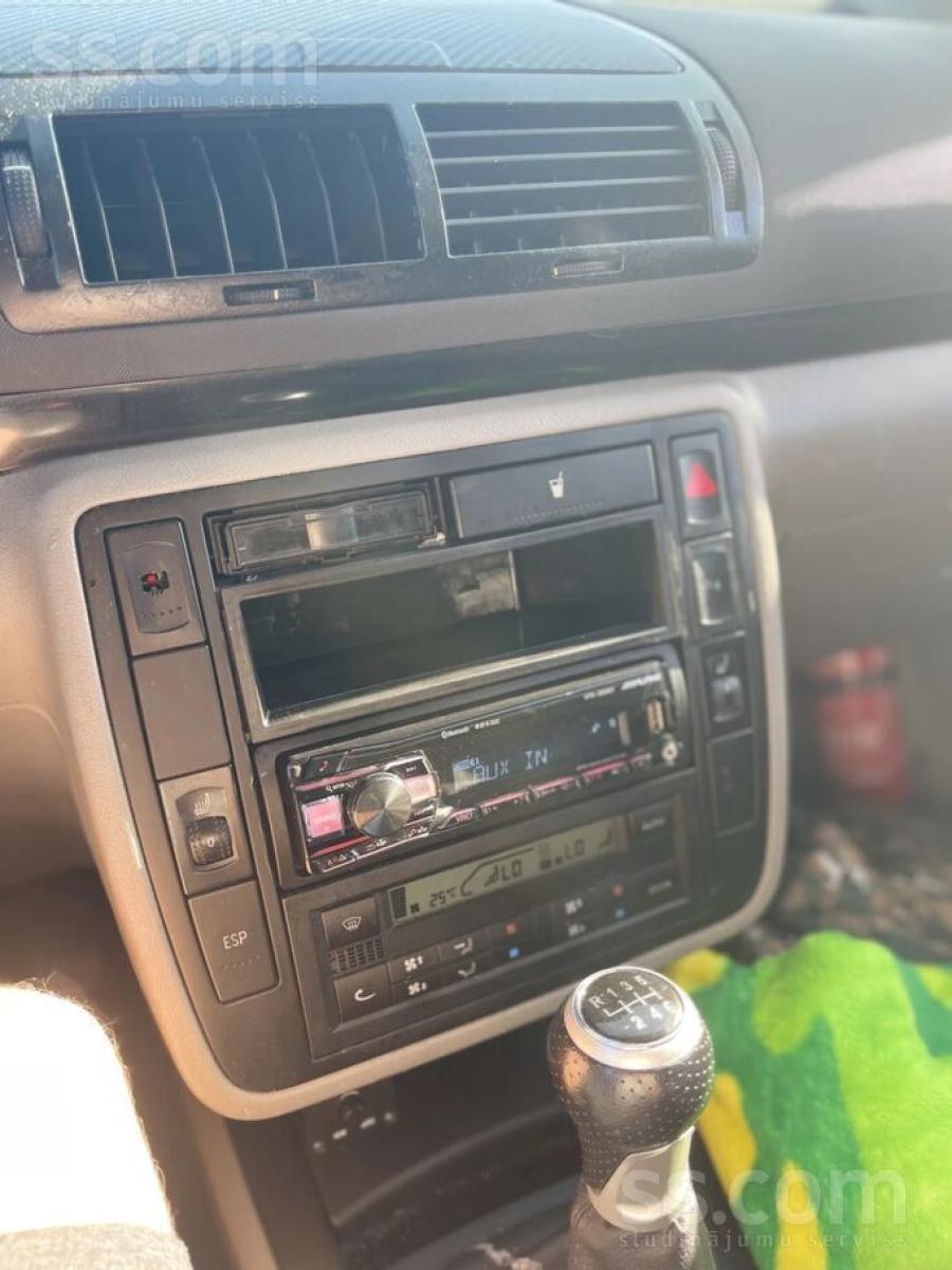 Pelēks Volkswagen Sharan 2004 Tukums, ar dzinēja tilpumu 1.90 L un nobraukumu 372 tūkst. km par 1500 €, foto 14 vietnē AUTOMOTO.COM.LV