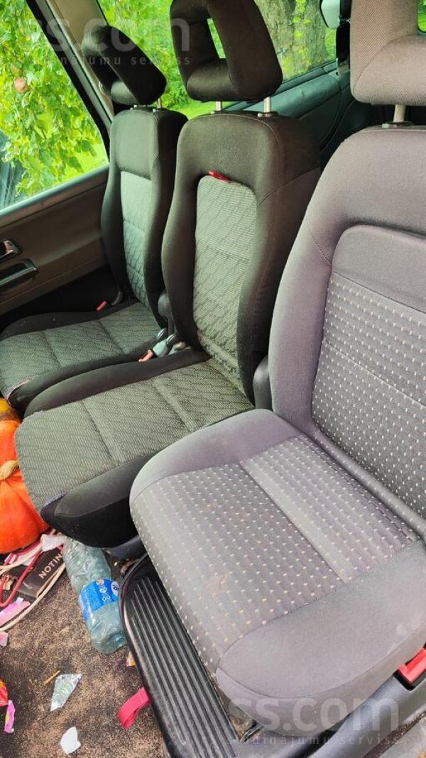 Pelēks Volkswagen Sharan 2004 Gulbene, ar dzinēja tilpumu 1.90 L un nobraukumu 293 tūkst. km par 2200 €, foto 7 vietnē AUTOMOTO.COM.LV