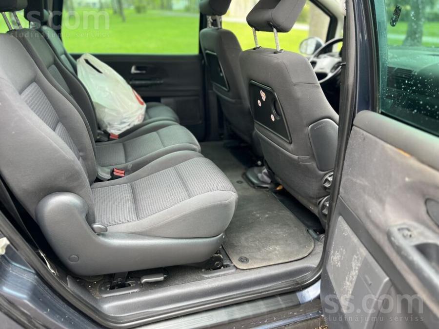 Pelēks Volkswagen Sharan 2005 Rēzekne, ar dzinēja tilpumu 1.90 L un nobraukumu 400 tūkst. km par 2250 €, foto 9 vietnē AUTOMOTO.COM.LV