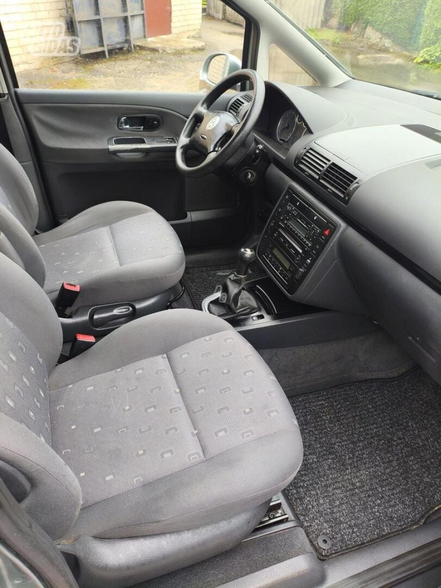 Pelēks Volkswagen Sharan 2005 Joniškis, ar dzinēja tilpumu 1.90 L un nobraukumu 239 tūkst. km par 2499 €, foto 9 vietnē AUTOMOTO.COM.LV