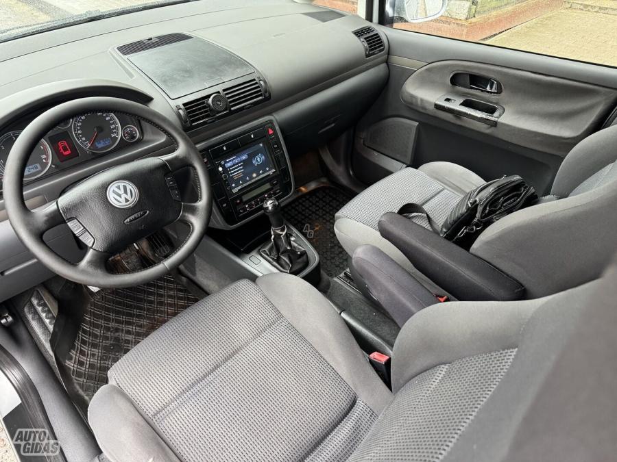 Pelēks Volkswagen Sharan 2005 Kauņa, ar dzinēja tilpumu 1.90 L un nobraukumu 0 tūkst. km par 2350 €, foto 26 vietnē AUTOMOTO.COM.LV