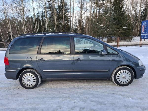 Grey Volkswagen Sharan 2006 in Utena, with an engine capacity of 1.97 L and mileage of 295 thousand km for 2650 €, photo 5 on AUTOMOTO.COM.LV