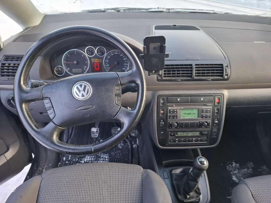 Pelēks Volkswagen Sharan 2006 Utena, ar dzinēja tilpumu 1.97 L un nobraukumu 295 tūkst. km par 2650 €, foto 15 vietnē AUTOMOTO.COM.LV