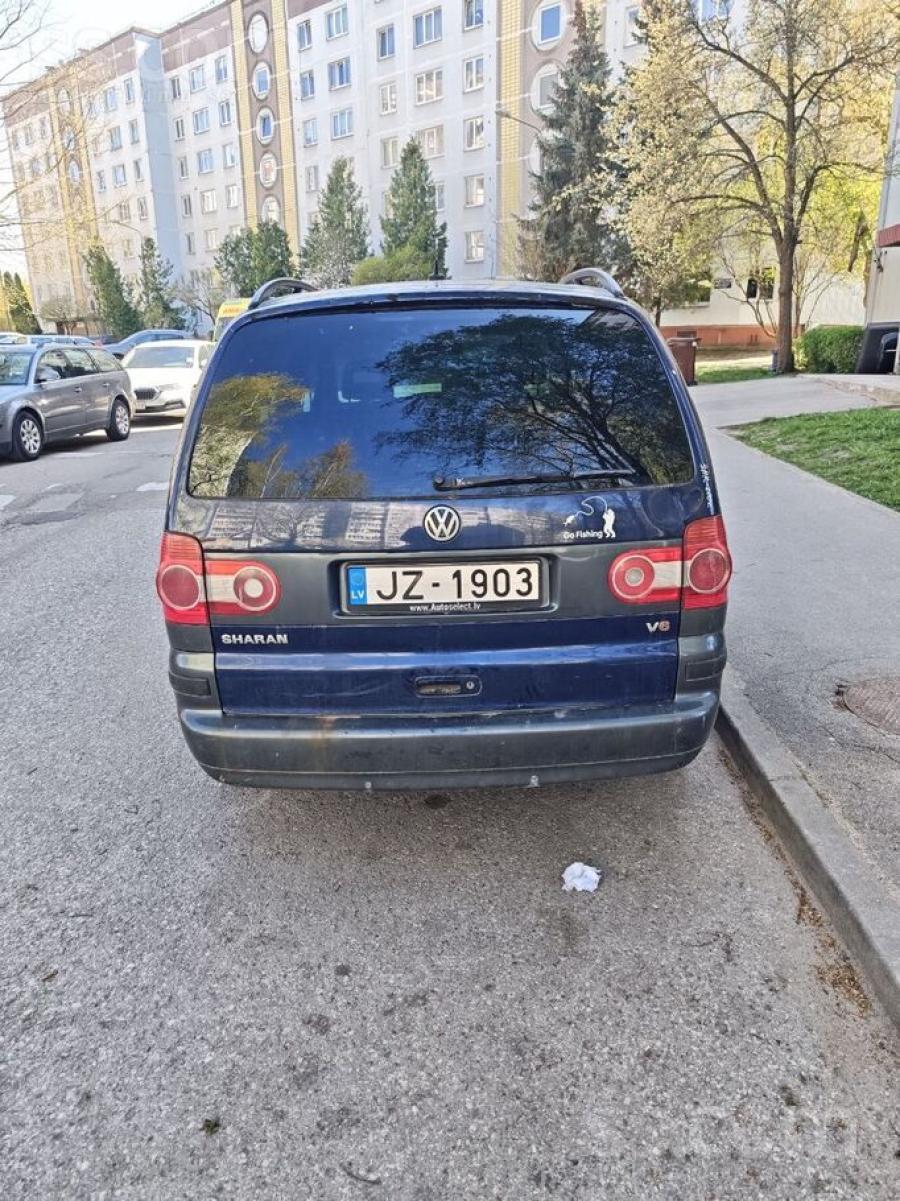 Pelēks Volkswagen Sharan 2006 Rīga, ar dzinēja tilpumu 1.80 L un nobraukumu 281 tūkst. km par 2300 €, foto 3 vietnē AUTOMOTO.COM.LV
