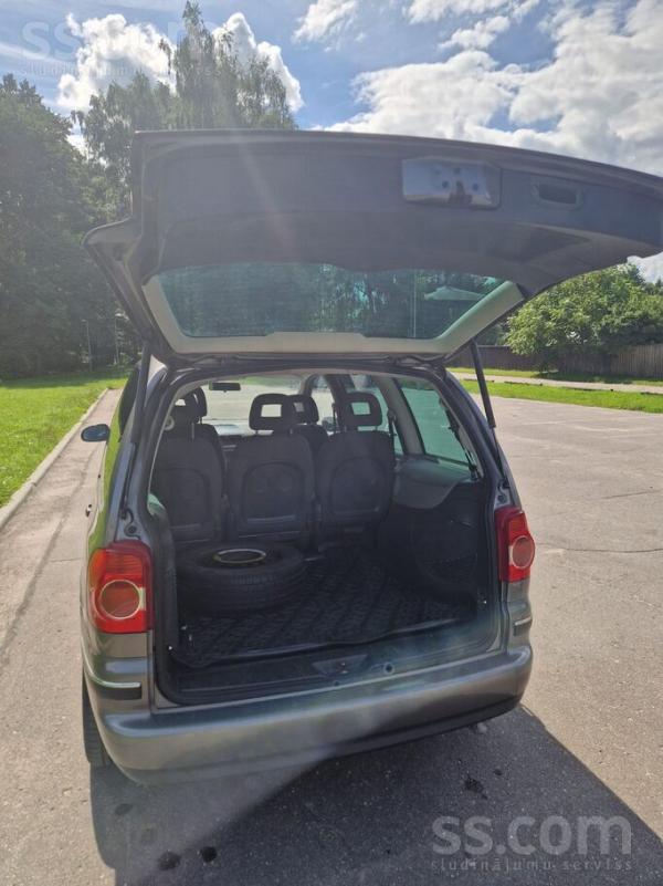 Pelēks Volkswagen Sharan 2006 Rīga, ar dzinēja tilpumu 2.00 L un nobraukumu 294 tūkst. km par 2550 €, foto 5 vietnē AUTOMOTO.COM.LV