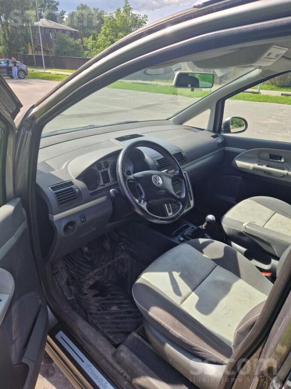 Pelēks Volkswagen Sharan 2006 Rīga, ar dzinēja tilpumu 2.00 L un nobraukumu 294 tūkst. km par 2550 €, foto 6 vietnē AUTOMOTO.COM.LV