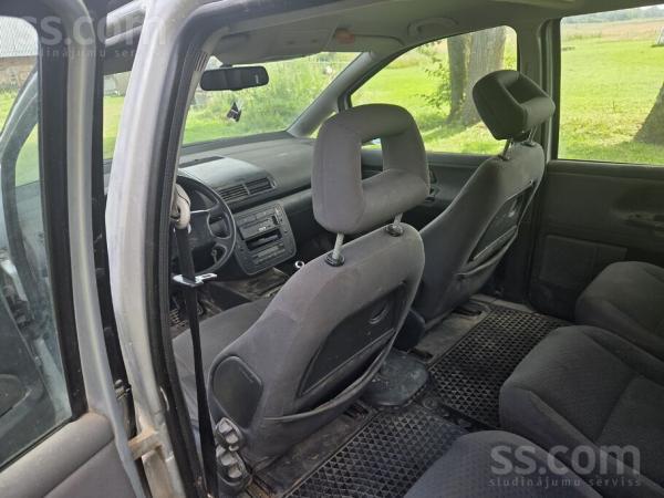 Grey Volkswagen Sharan 2006 in Valmiera, with an engine capacity of 1.90 L and mileage of 353 thousand km for 800 €, photo 3 on AUTOMOTO.COM.LV