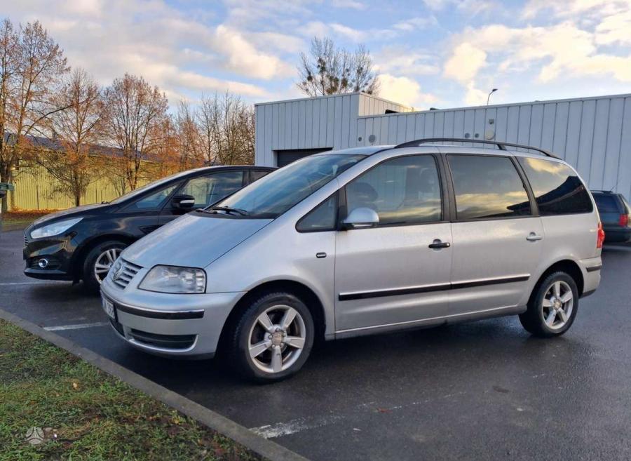 Pelēks Volkswagen Sharan 2007 Kauņa, ar dzinēja tilpumu 1.90 L un nobraukumu 360 tūkst. km par 1900 €, foto 1 vietnē AUTOMOTO.COM.LV