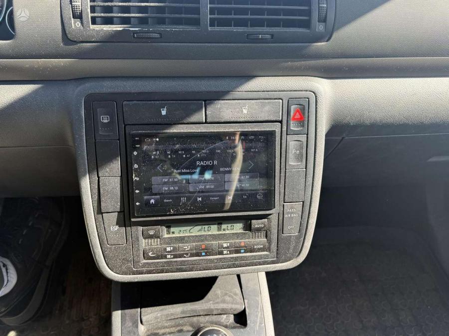 Grey Volkswagen Sharan 2007 in Vilnius, with an engine capacity of 1.90 L and mileage of 319 thousand km for 2450 €, photo 8 on AUTOMOTO.COM.LV