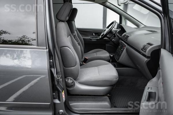 Pelēks Volkswagen Sharan 2007 Rīga, ar dzinēja tilpumu 1.90 L un nobraukumu 500 tūkst. km par 2990 €, foto 9 vietnē AUTOMOTO.COM.LV