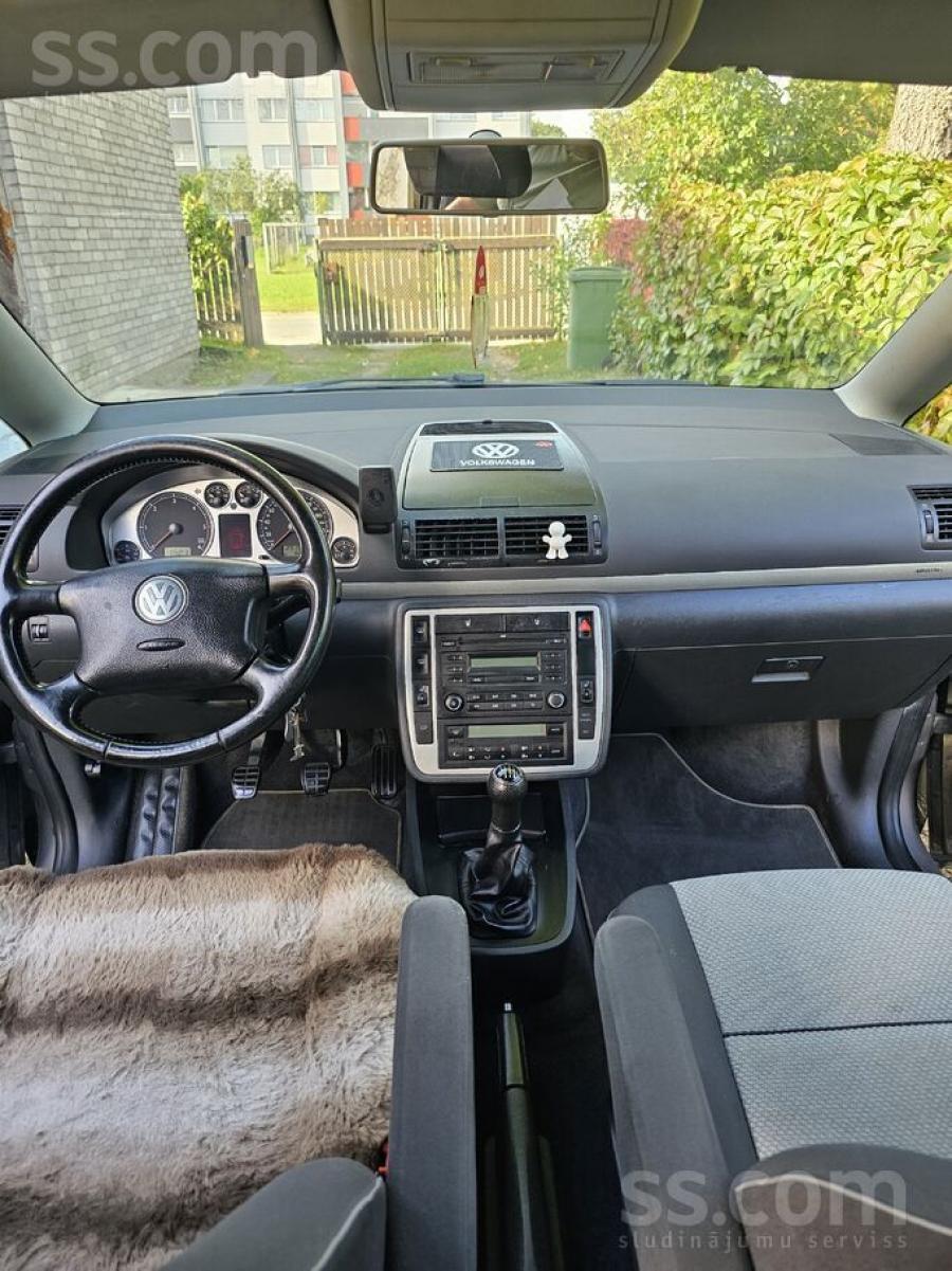 Grey Volkswagen Sharan 2007 in Valka, with an engine capacity of 2.00 L and mileage of 280 thousand km for 3900 €, photo 9 on AUTOMOTO.COM.LV