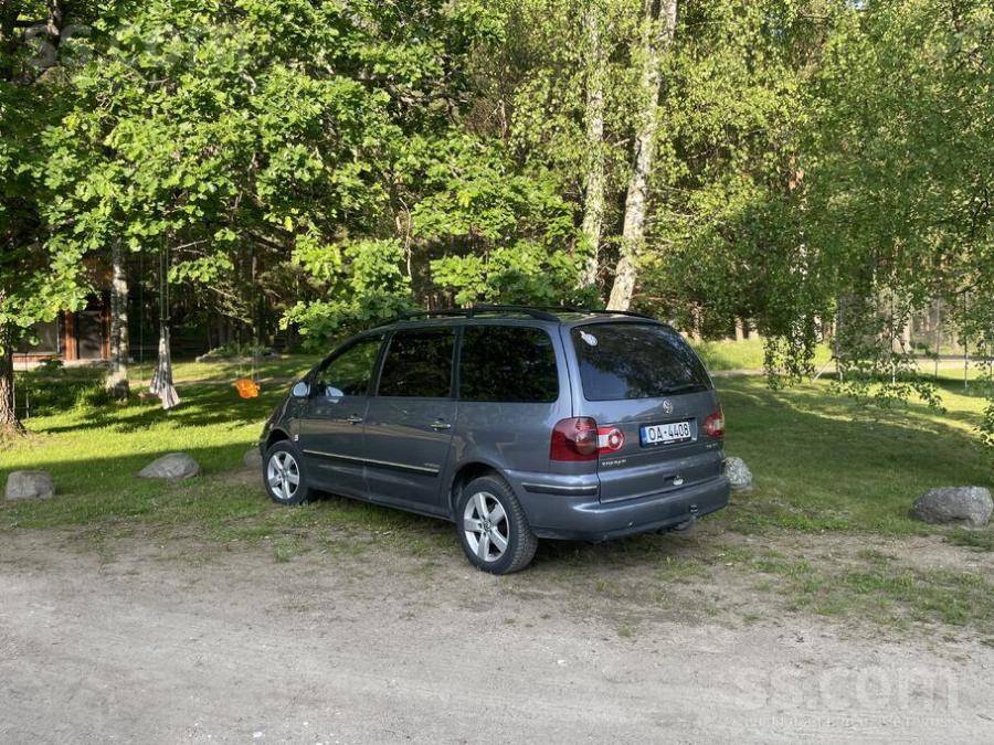 Pelēks Volkswagen Sharan 2008 Limbaži, ar dzinēja tilpumu 2.00 L un nobraukumu 350 tūkst. km par 3250 €, foto 5 vietnē AUTOMOTO.COM.LV