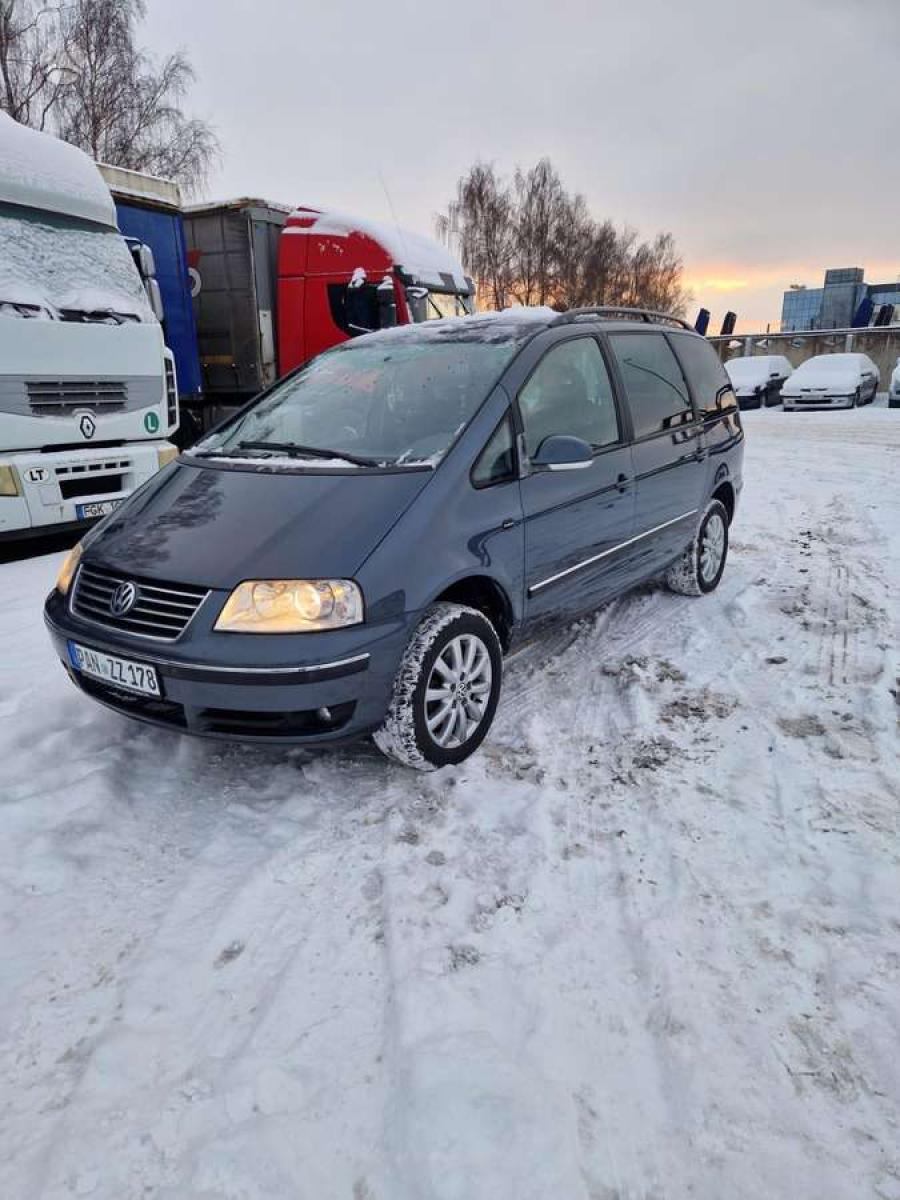 Grey Volkswagen Sharan 2008 in Marijampole, with an engine capacity of 1.90 L and mileage of 278 thousand km for 4300 €, photo 1 on AUTOMOTO.COM.LV