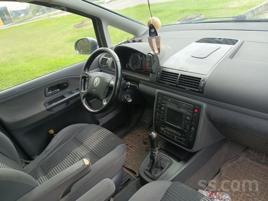 Pelēks Volkswagen Sharan 2008 Rīga, ar dzinēja tilpumu 2.00 L un nobraukumu 292 tūkst. km par 3200 €, foto 3 vietnē AUTOMOTO.COM.LV