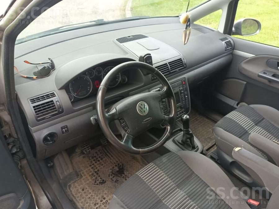 Pelēks Volkswagen Sharan 2008 Rīga, ar dzinēja tilpumu 2.00 L un nobraukumu 292 tūkst. km par 3200 €, foto 4 vietnē AUTOMOTO.COM.LV