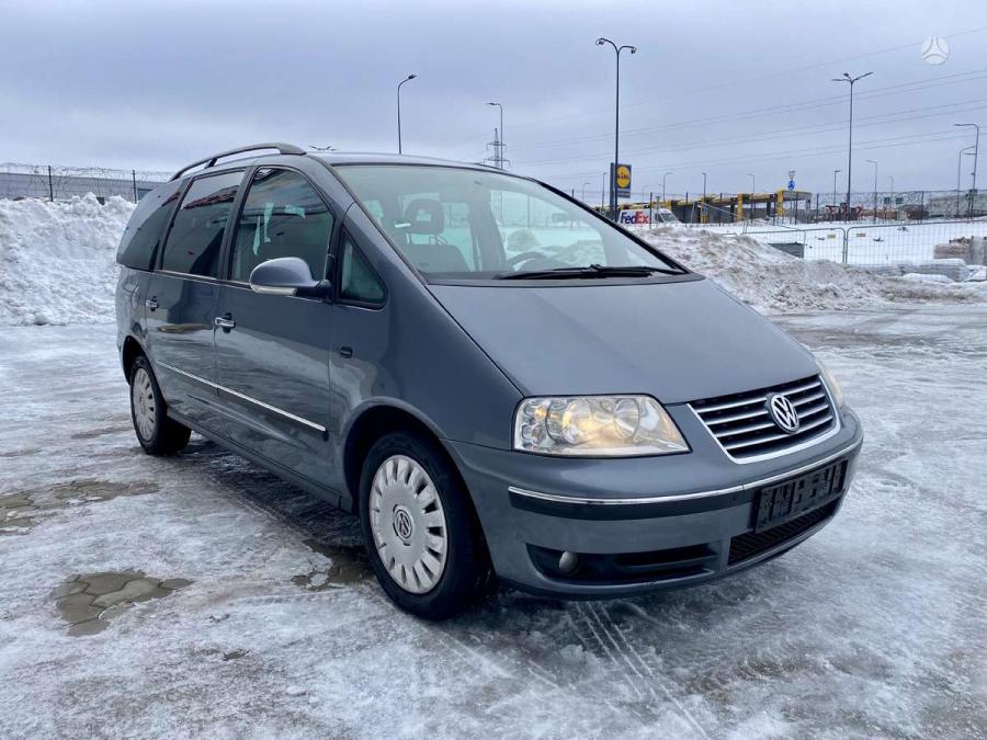 Grey Volkswagen Sharan 2009 in Kaunas, with an engine capacity of 1.97 L and mileage of 259 thousand km for 4300 €, photo 3 on AUTOMOTO.COM.LV