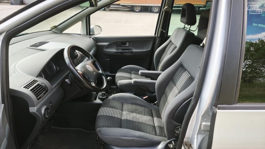 Grey Volkswagen Sharan 2009 in Marijampole, with an engine capacity of 2.00 L and mileage of 262 thousand km for 4450 €, photo 8 on AUTOMOTO.COM.LV