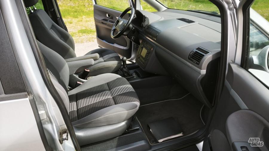 Grey Volkswagen Sharan 2009 in Marijampole, with an engine capacity of 2.00 L and mileage of 262 thousand km for 4450 €, photo 14 on AUTOMOTO.COM.LV