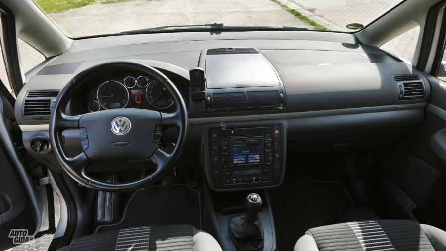 Grey Volkswagen Sharan 2009 in Marijampole, with an engine capacity of 2.00 L and mileage of 262 thousand km for 4450 €, photo 17 on AUTOMOTO.COM.LV