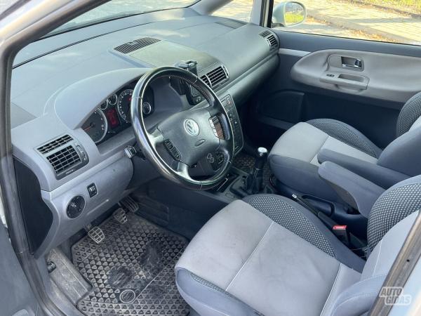 Pelēks Volkswagen Sharan 2009 Marijampole, ar dzinēja tilpumu 2.00 L un nobraukumu 228 tūkst. km par 3950 €, foto 8 vietnē AUTOMOTO.COM.LV