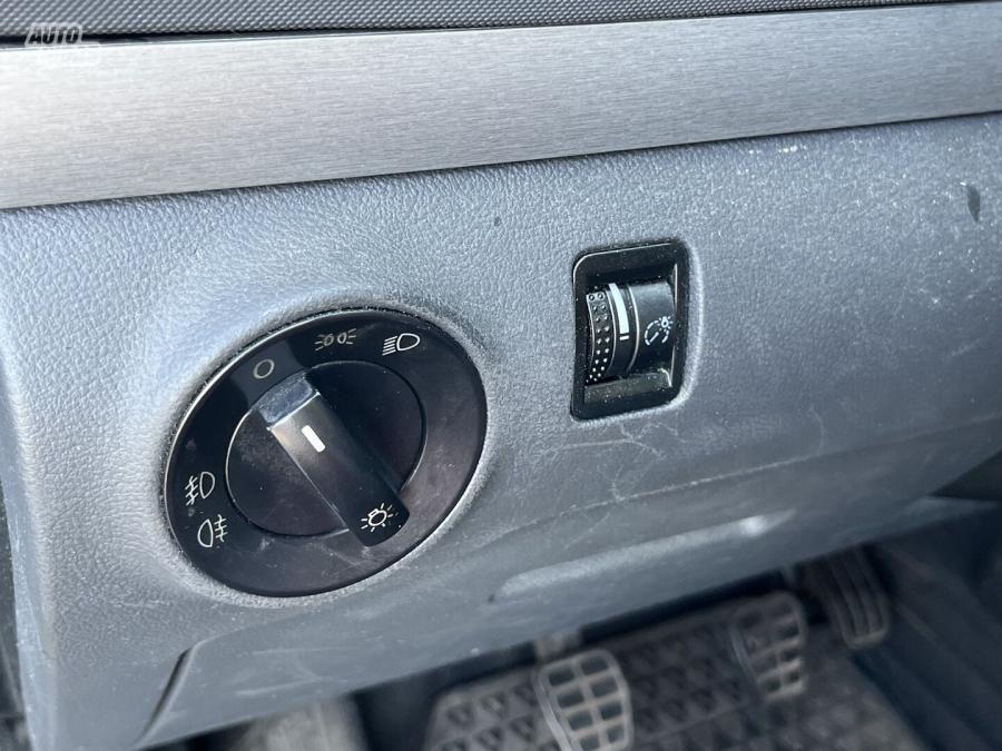 Pelēks Volkswagen Sharan 2009 Marijampole, ar dzinēja tilpumu 2.00 L un nobraukumu 228 tūkst. km par 3950 €, foto 16 vietnē AUTOMOTO.COM.LV