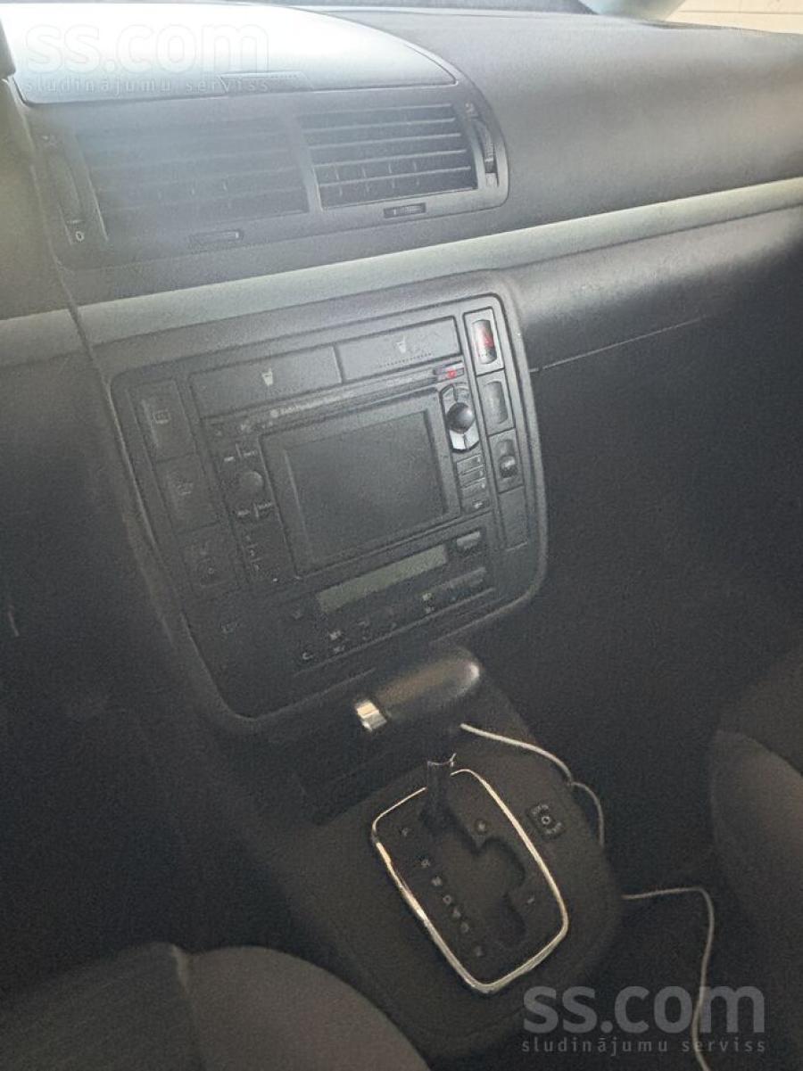 Grey Volkswagen Sharan 2009 in Riga, with an engine capacity of 1.90 L and mileage of 320 thousand km for 4450 €, photo 10 on AUTOMOTO.COM.LV