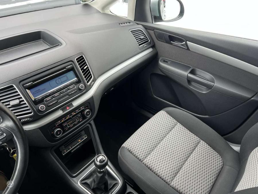 Grey Volkswagen Sharan 2010 in Kedainiai, with an engine capacity of 1.39 L and mileage of 207 thousand km for 6700 €, photo 37 on AUTOMOTO.COM.LV