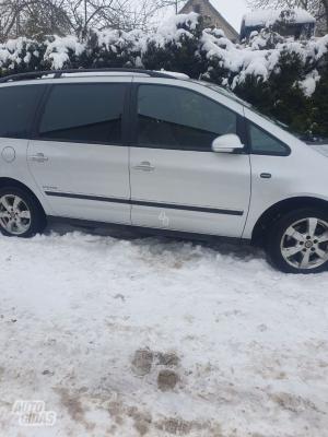 Pelēks Volkswagen Sharan 2010 Marijampole, ar dzinēja tilpumu 2.00 L un nobraukumu 280 tūkst. km par 2500 €, foto 2 vietnē AUTOMOTO.COM.LV