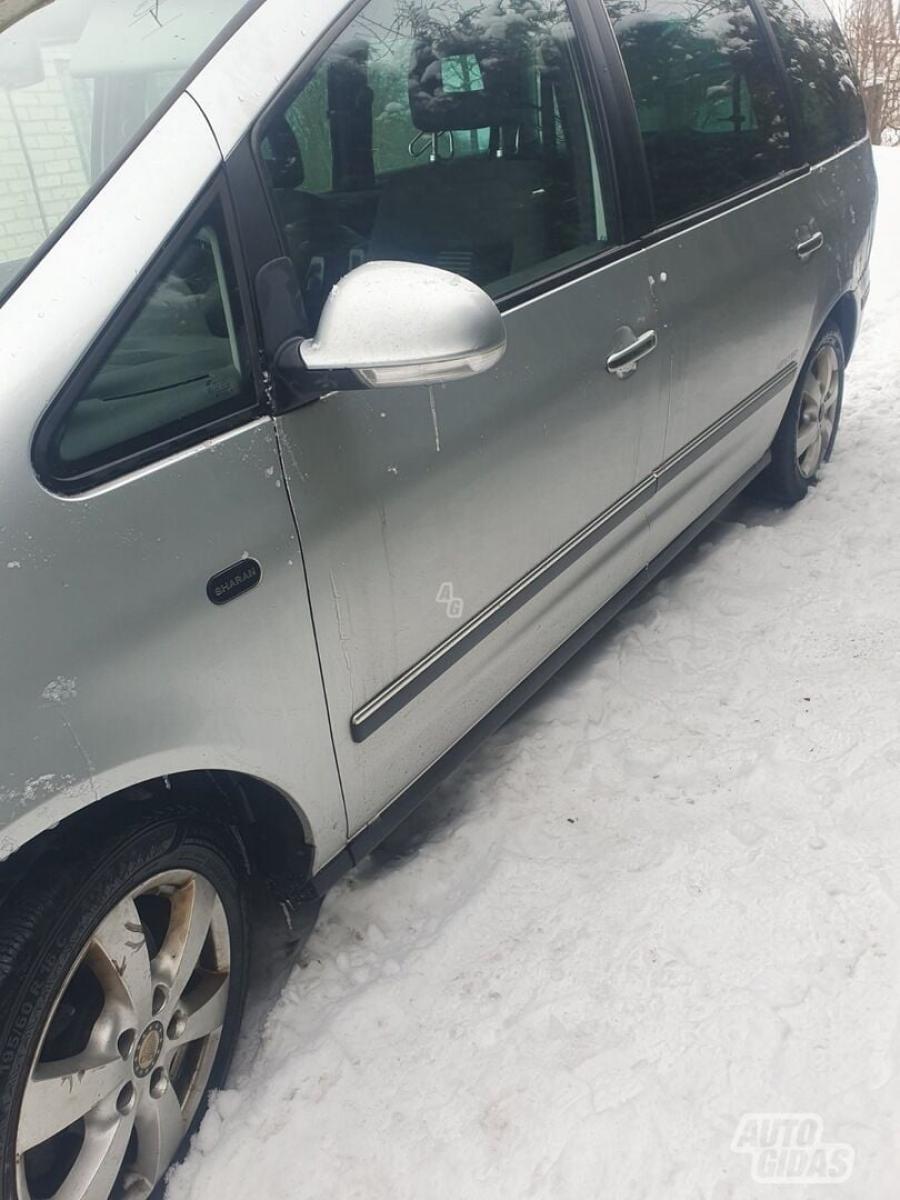 Pelēks Volkswagen Sharan 2010 Marijampole, ar dzinēja tilpumu 2.00 L un nobraukumu 280 tūkst. km par 2500 €, foto 4 vietnē AUTOMOTO.COM.LV