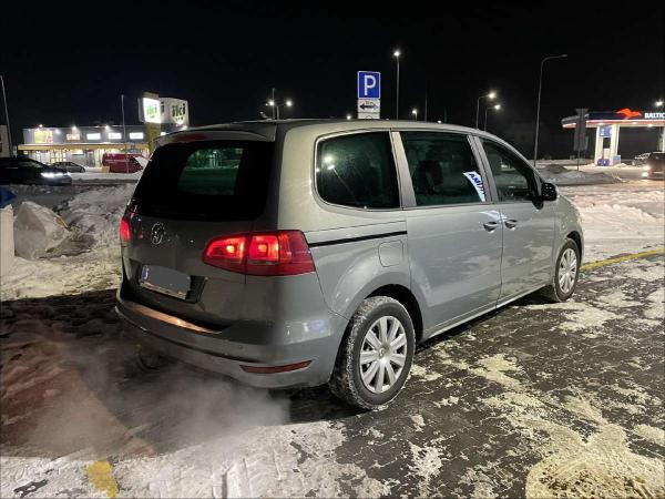 Grey Volkswagen Sharan 2010 in Kaunas, with an engine capacity of 1.97 L and mileage of 403 thousand km for 5200 €, photo 3 on AUTOMOTO.COM.LV