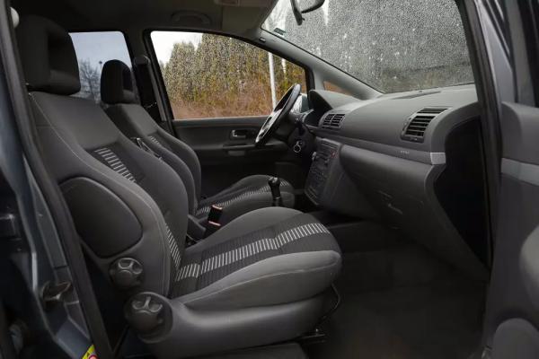 Grey Volkswagen Sharan 2010 in Jelgava, with an engine capacity of 1.90 L and mileage of 309 thousand km for 700 €, photo 9 on AUTOMOTO.COM.LV