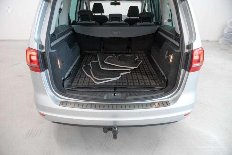 Pelēks Volkswagen Sharan 2010 Viļņa, ar dzinēja tilpumu 2.00 L un nobraukumu 363 tūkst. km par 6500 €, foto 23 vietnē AUTOMOTO.COM.LV