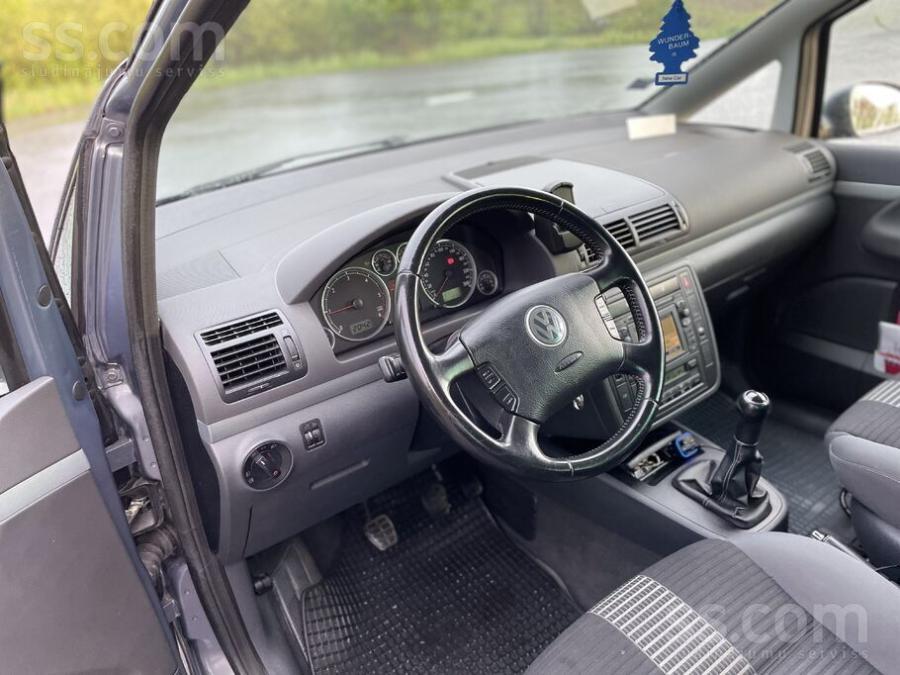 Grey Volkswagen Sharan 2010 in Rezekne, with an engine capacity of 2.00 L and mileage of 285 thousand km for 4850 €, photo 10 on AUTOMOTO.COM.LV