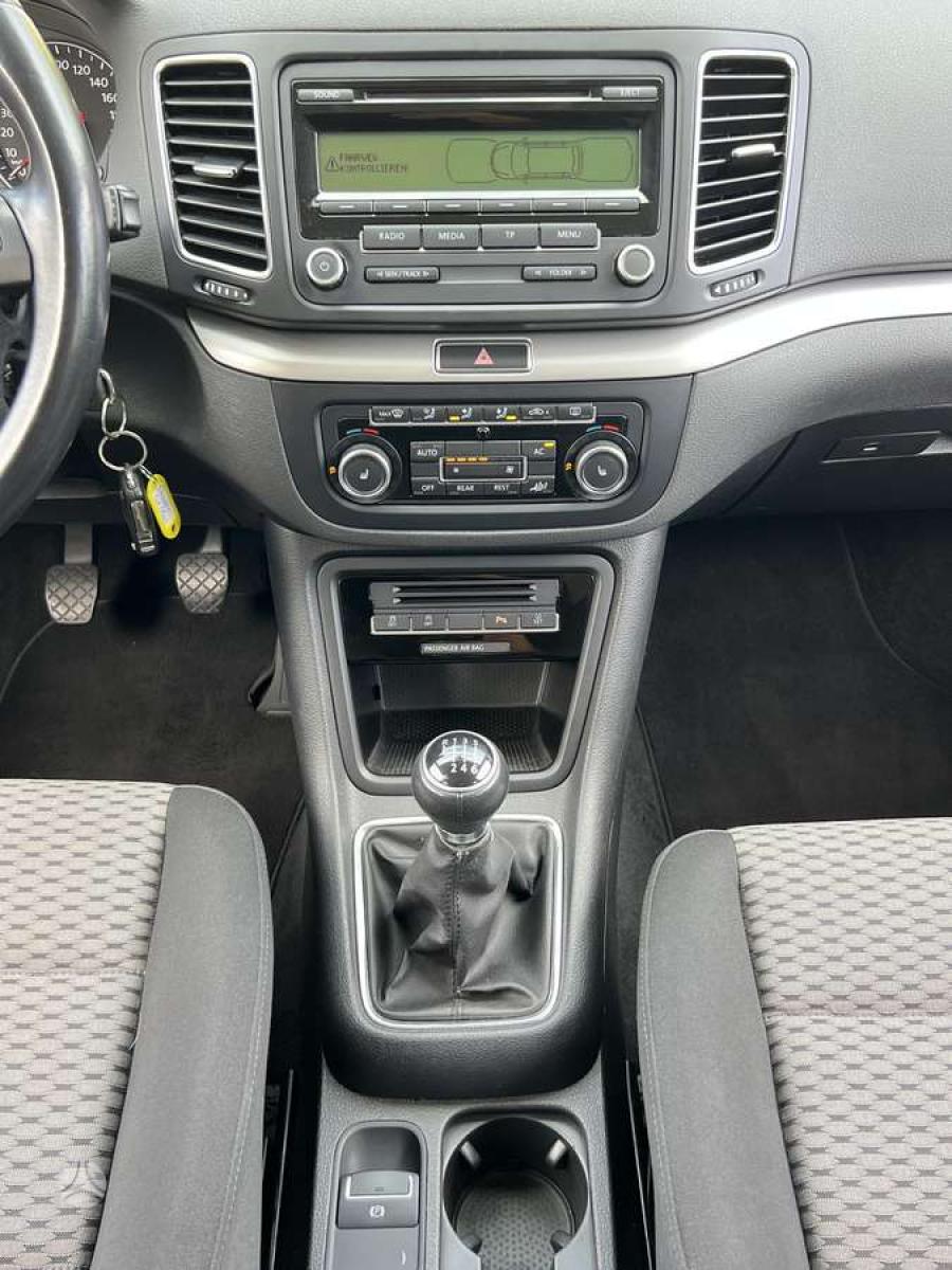 Pelēks Volkswagen Sharan 2010 Kėdainiai, ar dzinēja tilpumu 1.39 L un nobraukumu 207 tūkst. km par 5850 €, foto 30 vietnē AUTOMOTO.COM.LV