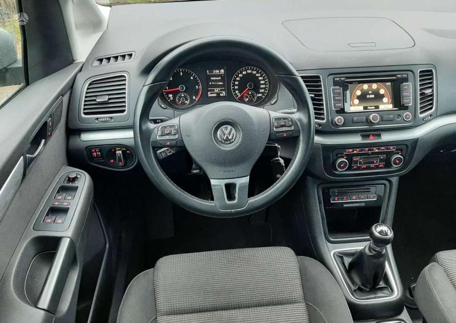 Grey Volkswagen Sharan 2011 in Marijampole, with an engine capacity of 1.97 L and mileage of 264 thousand km for 5850 €, photo 4 on AUTOMOTO.COM.LV