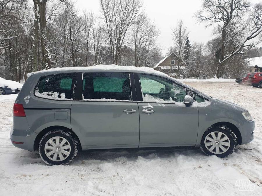 Grey Volkswagen Sharan 2011 in Vilnius, with an engine capacity of 2.00 L and mileage of 278 thousand km for 5700 €, photo 3 on AUTOMOTO.COM.LV
