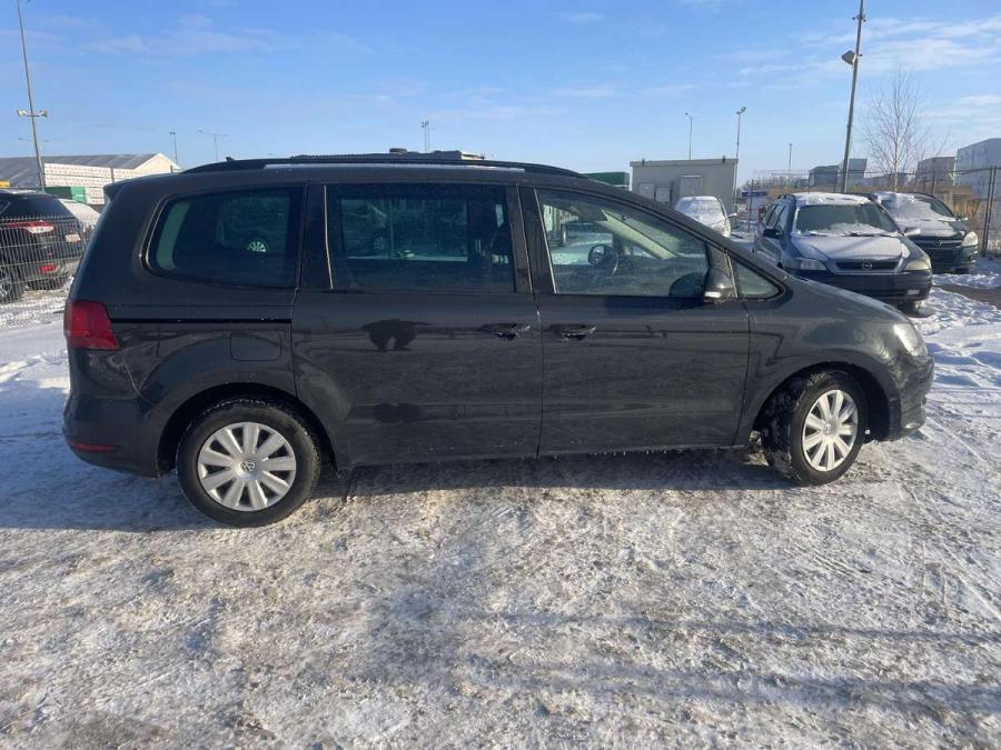 Grey Volkswagen Sharan 2011 in Marijampole, with an engine capacity of 1.97 L and mileage of 268 thousand km for 6650 €, photo 4 on AUTOMOTO.COM.LV
