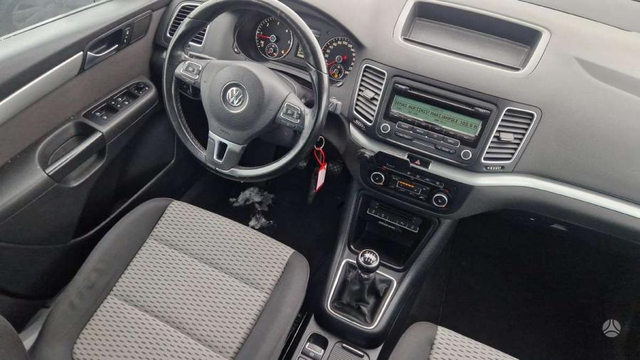 Pelēks Volkswagen Sharan 2011 Marijampole, ar dzinēja tilpumu 1.97 L un nobraukumu 268 tūkst. km par 6850 €, foto 17 vietnē AUTOMOTO.COM.LV
