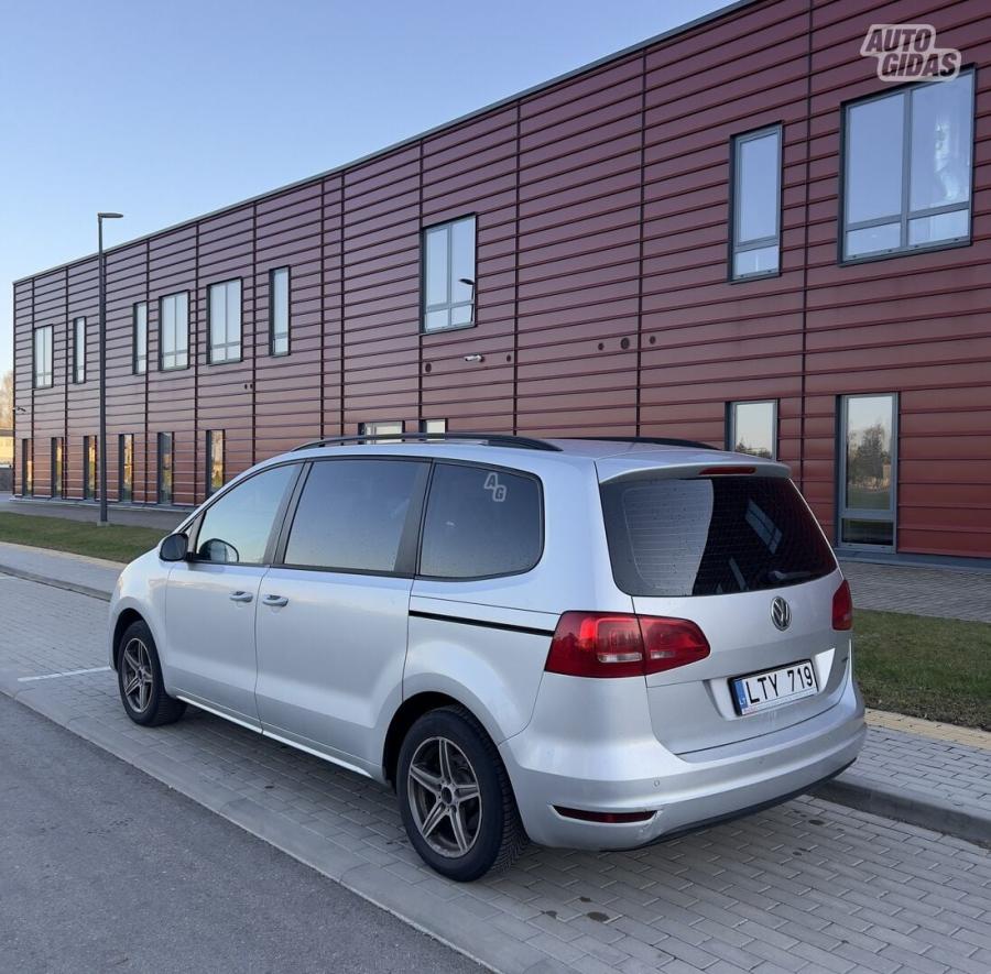 Grey Volkswagen Sharan 2011 in Vilkaviskis, with an engine capacity of 2.00 L and mileage of 303 thousand km for 4750 €, photo 4 on AUTOMOTO.COM.LV