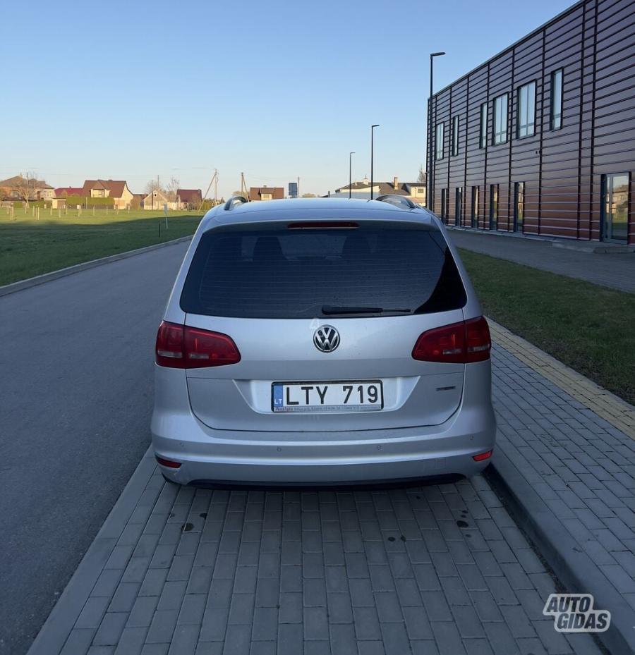 Grey Volkswagen Sharan 2011 in Vilkaviskis, with an engine capacity of 2.00 L and mileage of 303 thousand km for 4750 €, photo 5 on AUTOMOTO.COM.LV