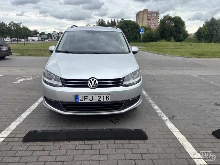 Pelēks Volkswagen Sharan 2011 Panevēža, ar dzinēja tilpumu 2.00 L un nobraukumu 273 tūkst. km par 6600 €, foto 4 vietnē AUTOMOTO.COM.LV