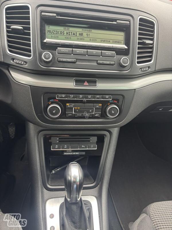 Pelēks Volkswagen Sharan 2011 Panevēža, ar dzinēja tilpumu 2.00 L un nobraukumu 273 tūkst. km par 6600 €, foto 8 vietnē AUTOMOTO.COM.LV