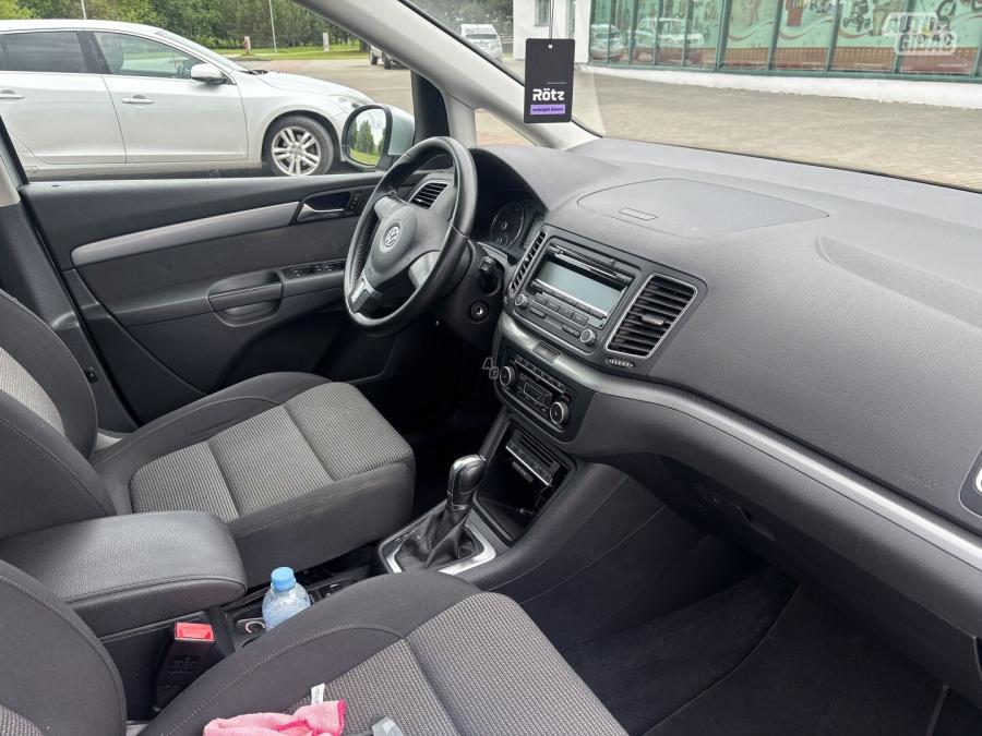 Pelēks Volkswagen Sharan 2011 Panevēža, ar dzinēja tilpumu 2.00 L un nobraukumu 273 tūkst. km par 6600 €, foto 10 vietnē AUTOMOTO.COM.LV