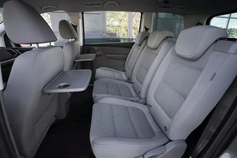 Pelēks Volkswagen Sharan 2011 Jelgava, ar dzinēja tilpumu 2.00 L un nobraukumu 288 tūkst. km par 7990 €, foto 19 vietnē AUTOMOTO.COM.LV