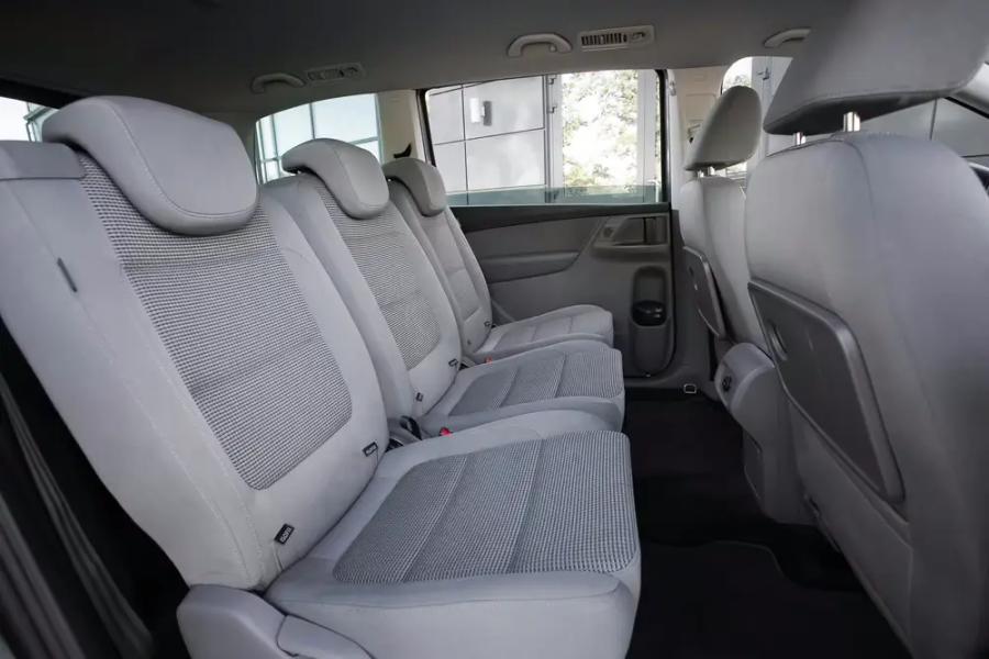 Pelēks Volkswagen Sharan 2011 Jelgava, ar dzinēja tilpumu 2.00 L un nobraukumu 288 tūkst. km par 7990 €, foto 22 vietnē AUTOMOTO.COM.LV