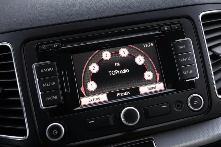 Pelēks Volkswagen Sharan 2011 Jelgava, ar dzinēja tilpumu 2.00 L un nobraukumu 288 tūkst. km par 7990 €, foto 25 vietnē AUTOMOTO.COM.LV