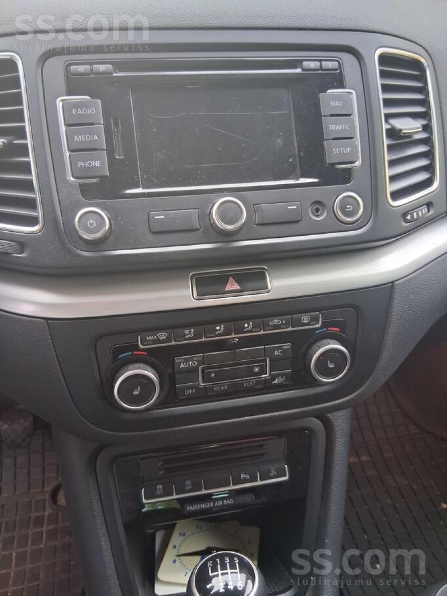 Pelēks Volkswagen Sharan 2011 Valmiera, ar dzinēja tilpumu 2.00 L un nobraukumu 515 tūkst. km par 2500 €, foto 3 vietnē AUTOMOTO.COM.LV