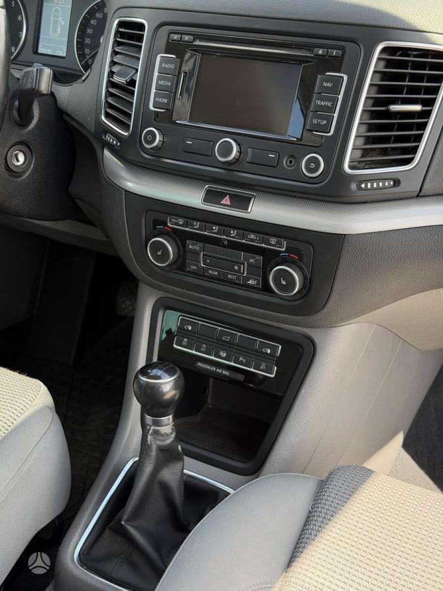 Pelēks Volkswagen Sharan 2011 Kėdainiai, ar dzinēja tilpumu 1.39 L un nobraukumu 290 tūkst. km par 6700 €, foto 33 vietnē AUTOMOTO.COM.LV